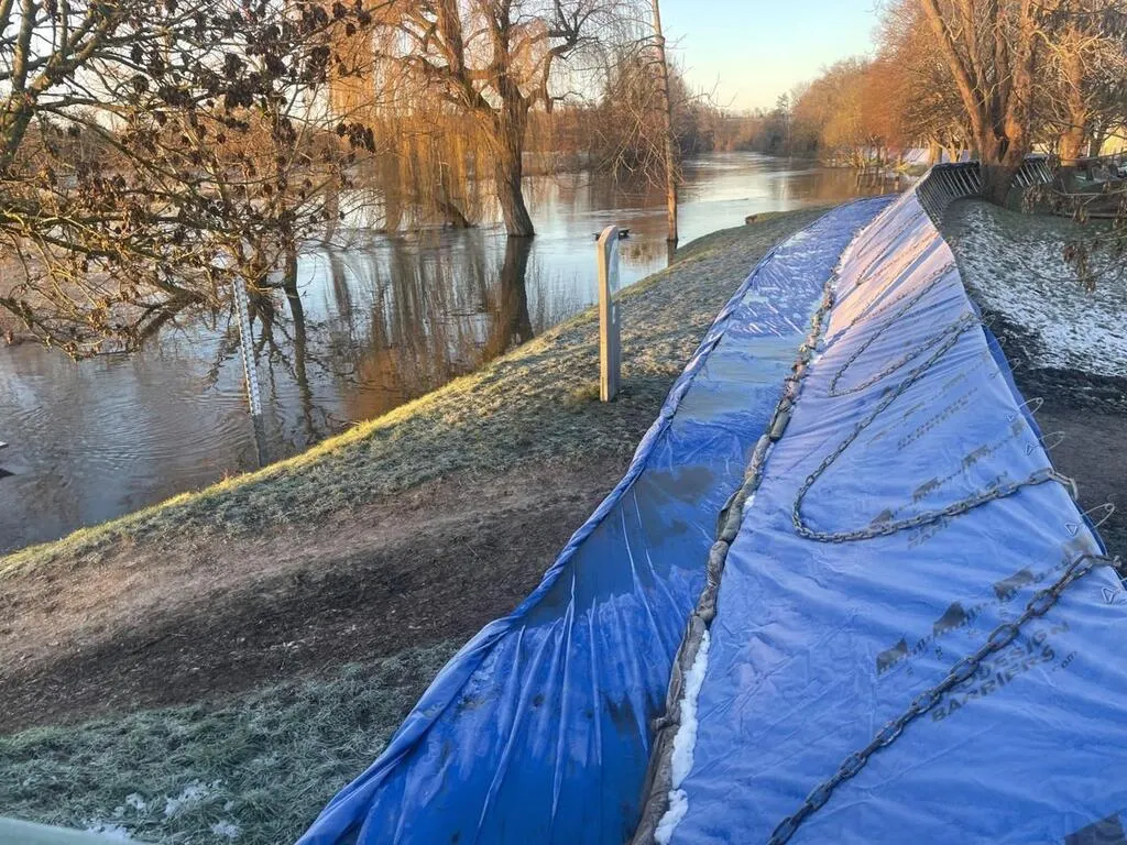 Près de Caen, les aqua-barrières qui contrent les crues de l’Orne ...