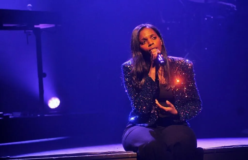 EN IMAGES. Concert de Mentissa : la jeune chanteuse a brillé de mille feux à Sablé-sur-Sarthe ...