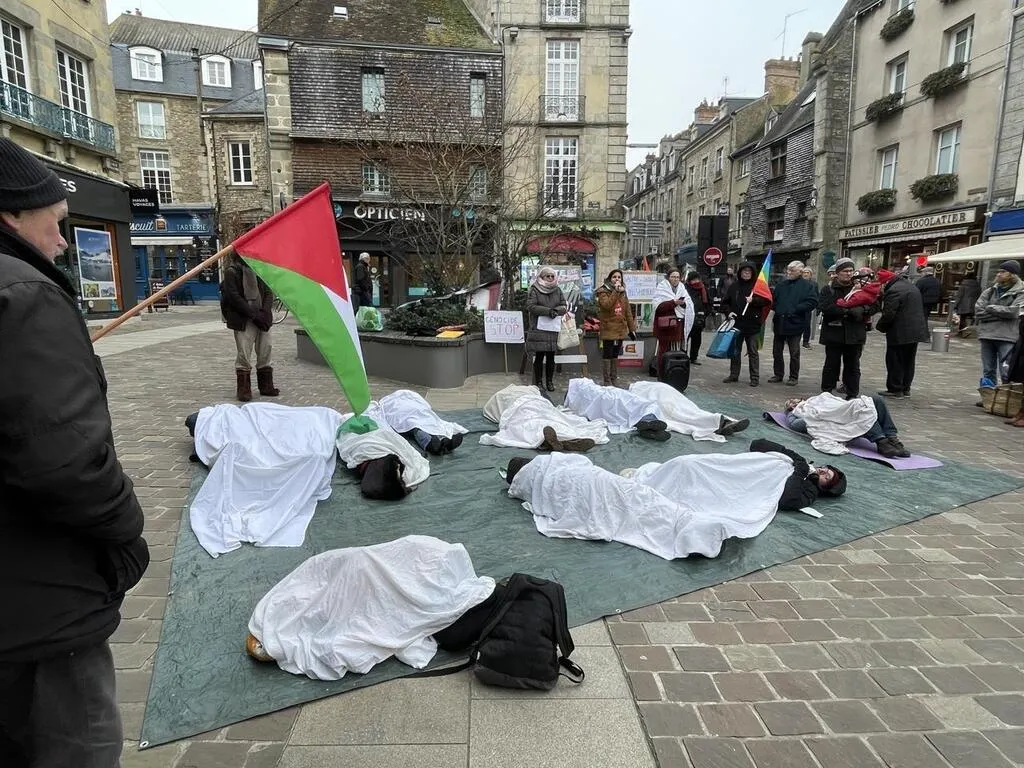 À Alençon, ils s’allongent au sol sous des draps blancs pour évoquer ...