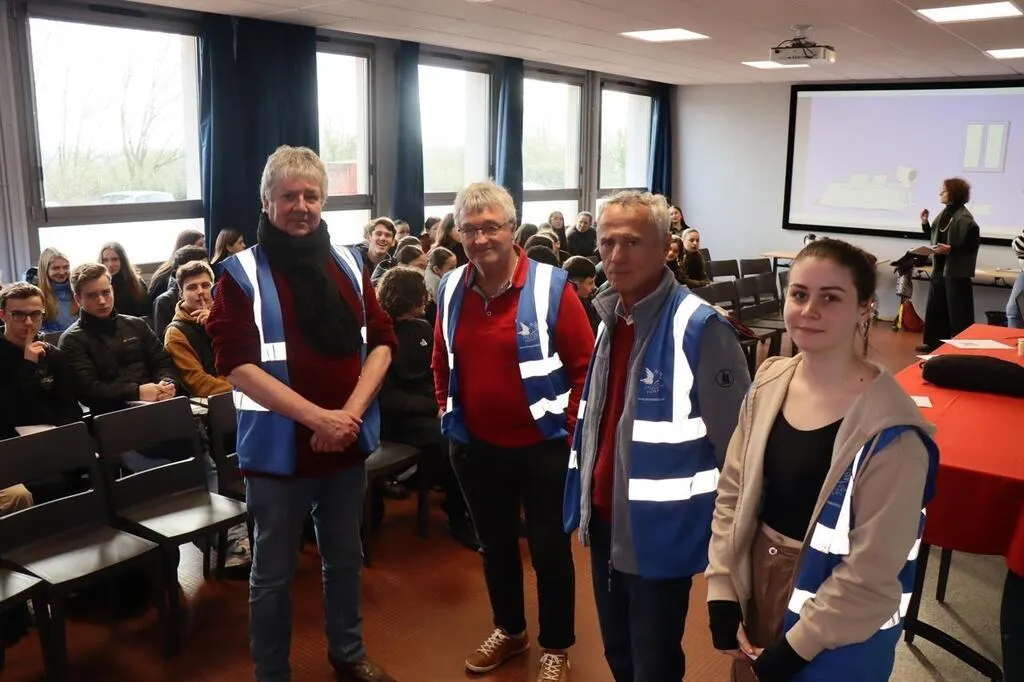 Les bénévoles du Secours populaire de Dinan ont présenté l’association aux lycéens - Dinan ...