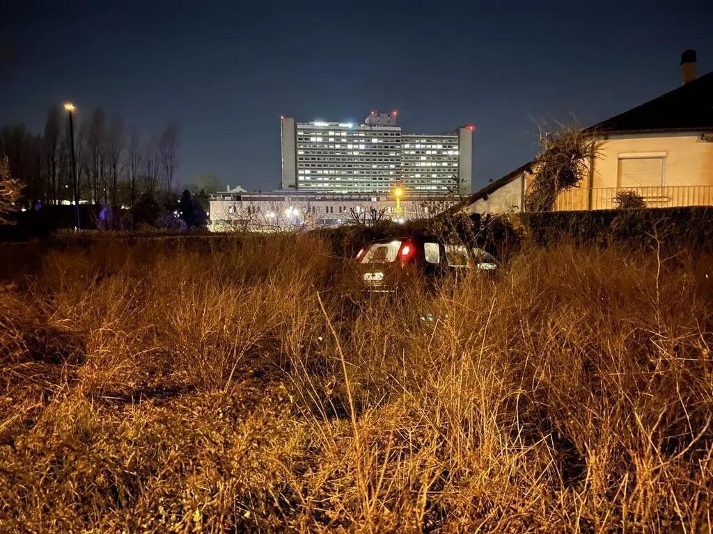 Un automobiliste percute une voiturette et finit sa course dans un jardin à Laval - Laval ...