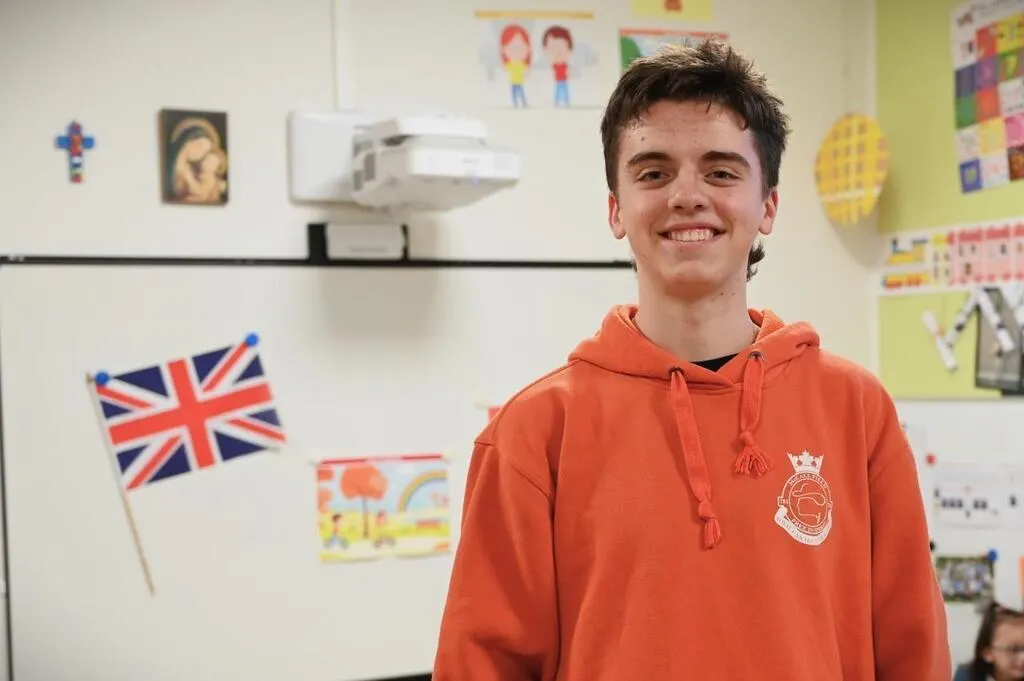 « Je suis passionné par l’éducation » : ce jeune Canadien donne des ...