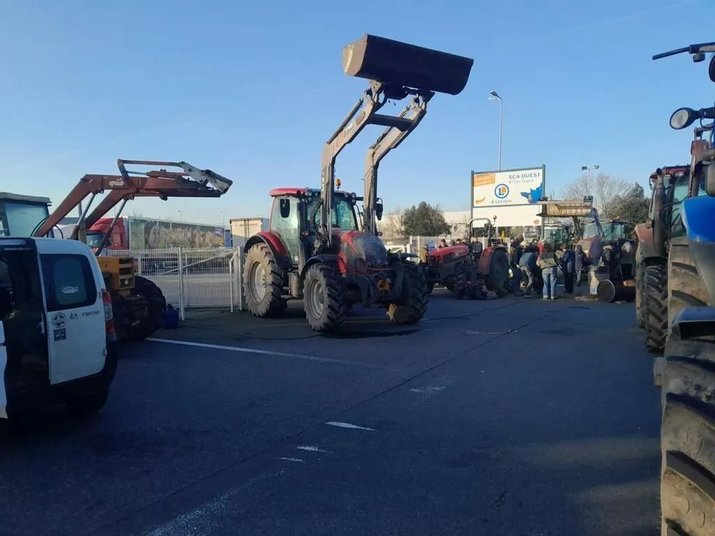Colère des agriculteurs. Près de Nantes, la centrale d’achat Leclerc ...