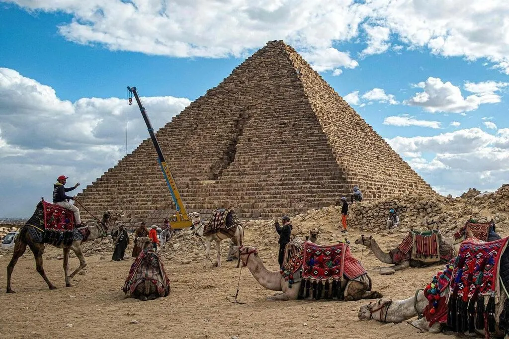 En Égypte, la rénovation d’une des pyramides de Gizeh créé la polémique ...