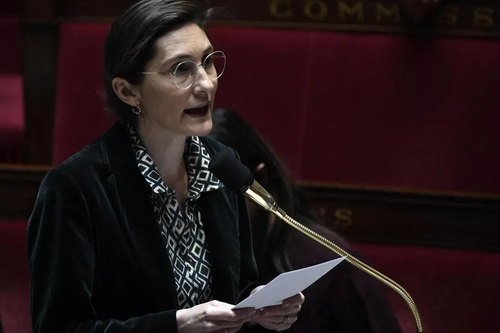 « C’est vous qui refusez de démissionner » : Amélie Oudéa-Castéra ...