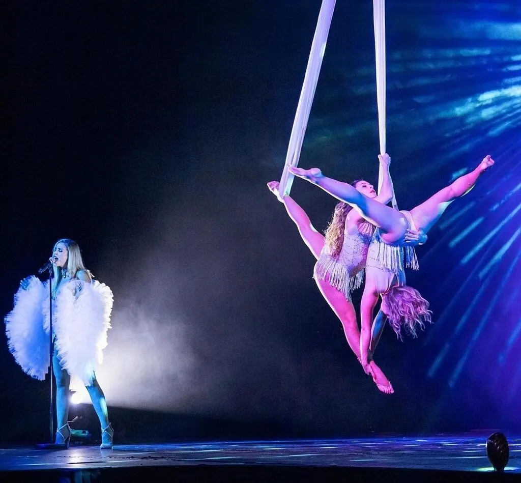 L’artiste « taquine » Clara Morgane propose son cabaret sexy sur la scène de Bocapôle à - Cholet ...