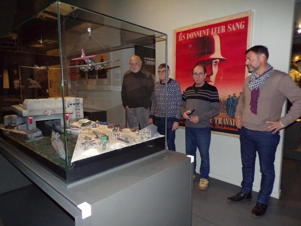 Une maquette de la base de sous-marins de Lorient intègre le musée de ...