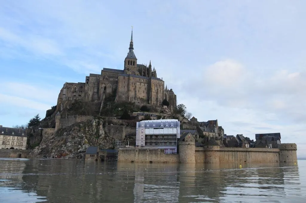 En IMAGES. Pendant les grandes marées, le Mont Saint-Michel est redevenu une île - Tours.maville.com