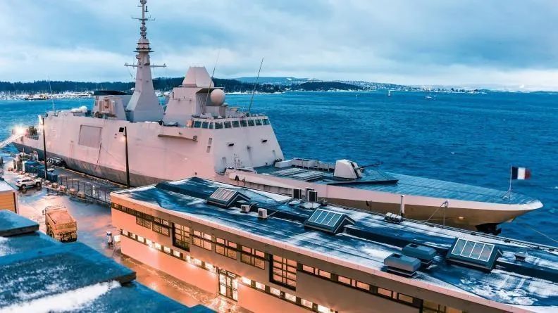 En mission dans le Grand Nord, la frégate multi-missions Bretagne a ...