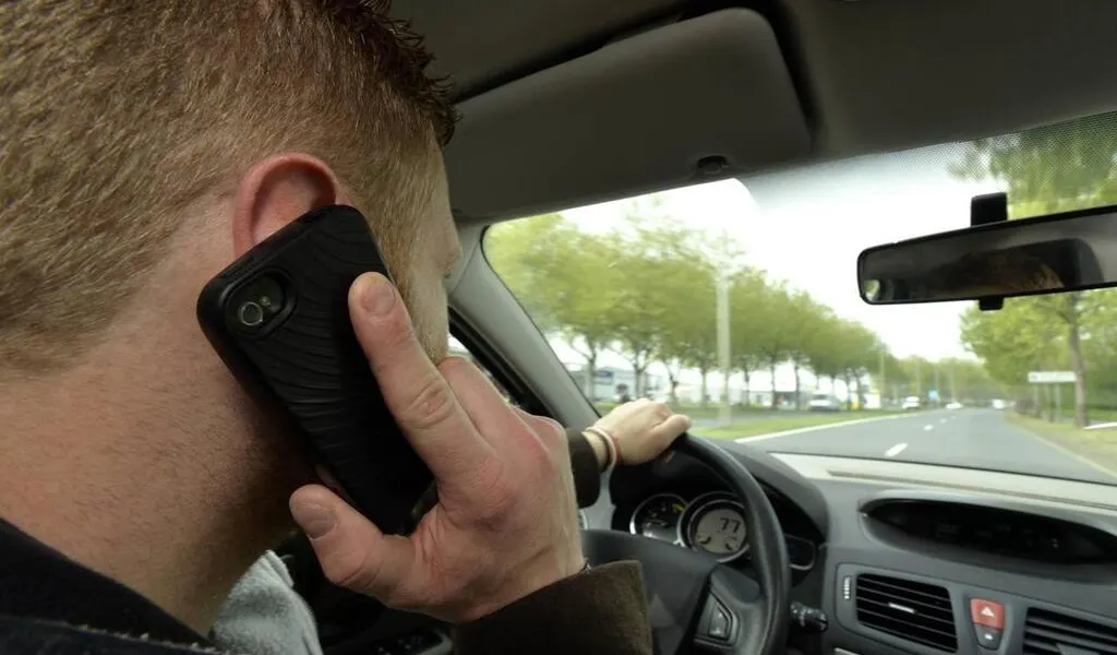 Il reçoit une amende pour utilisation du téléphone au volant et assure ...