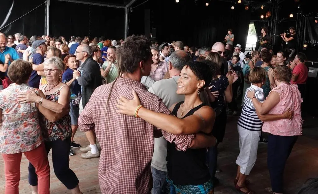 La danse folk fait son retour à Saint-Nazaire avec les jeunes de Quai ...