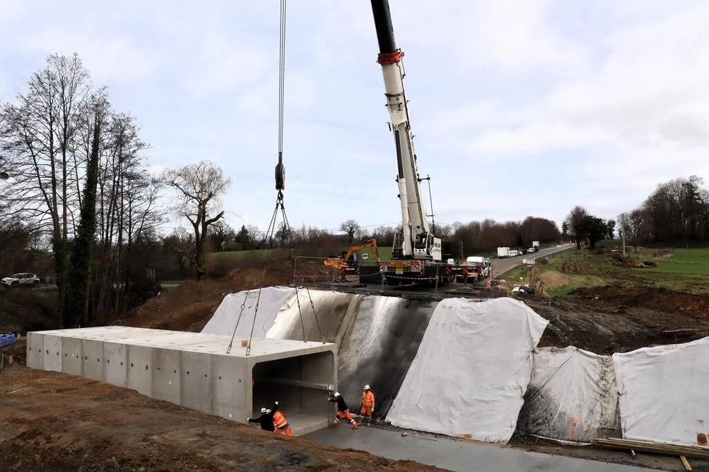 Sur la D972 entre Saint-Lô et Coutances, du solide pour refaire le pont ...
