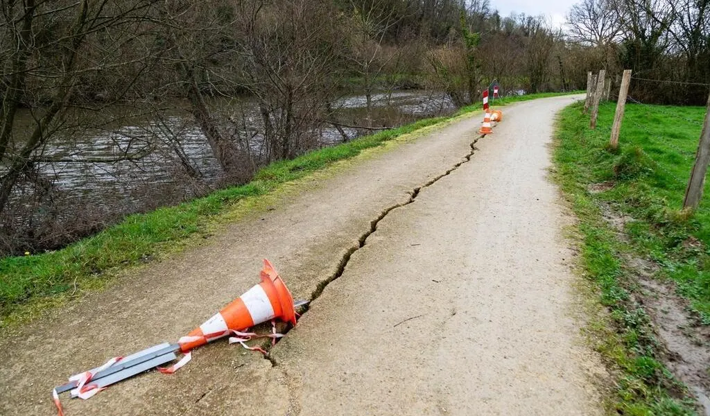 Près de Saint-Lô, une longue fissure sur le chemin de halage - Saint-Lô ...