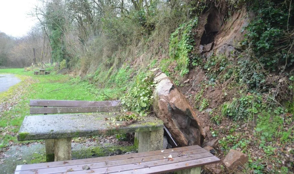 Couffé. À l’aire de Cuette, un rocher tombe sur une table - La Baule ...