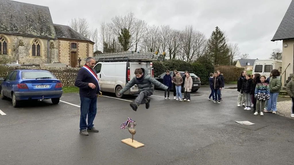 Ça porte chance ! À Genneville, les enfants sautent au-dessus du coq de ...