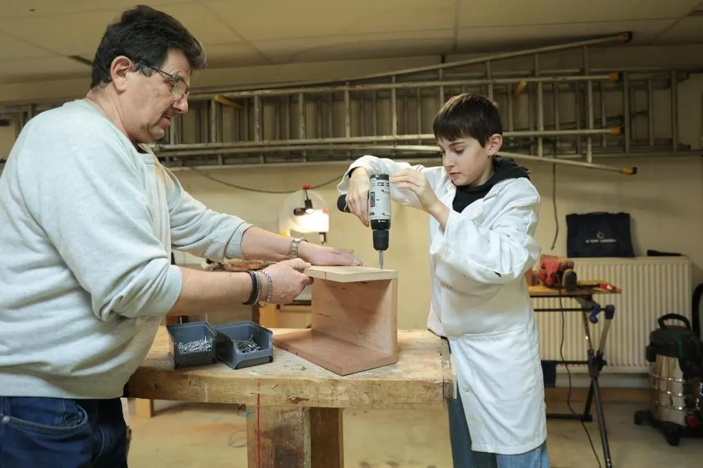 Des enfants découvrent les métiers manuels avec des retraités, outils ...