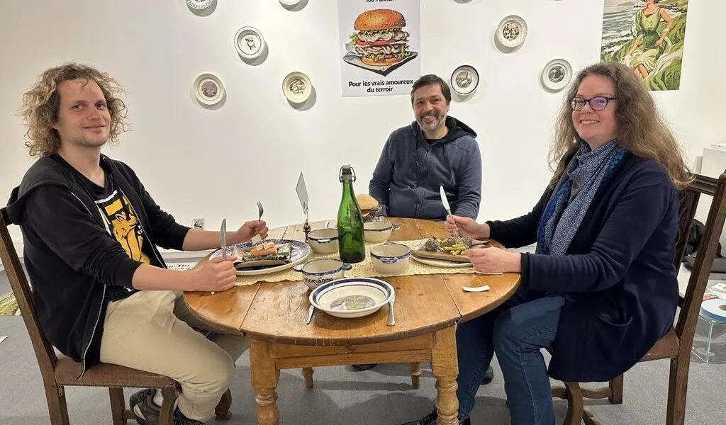 Le musée de la carte postale à Baud expose avec un maître de l’absurde ...