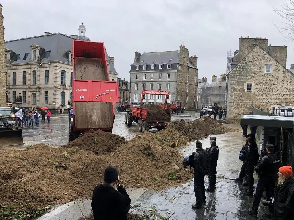 Colère des agriculteurs : ils créent une prairie permanente devant la ...