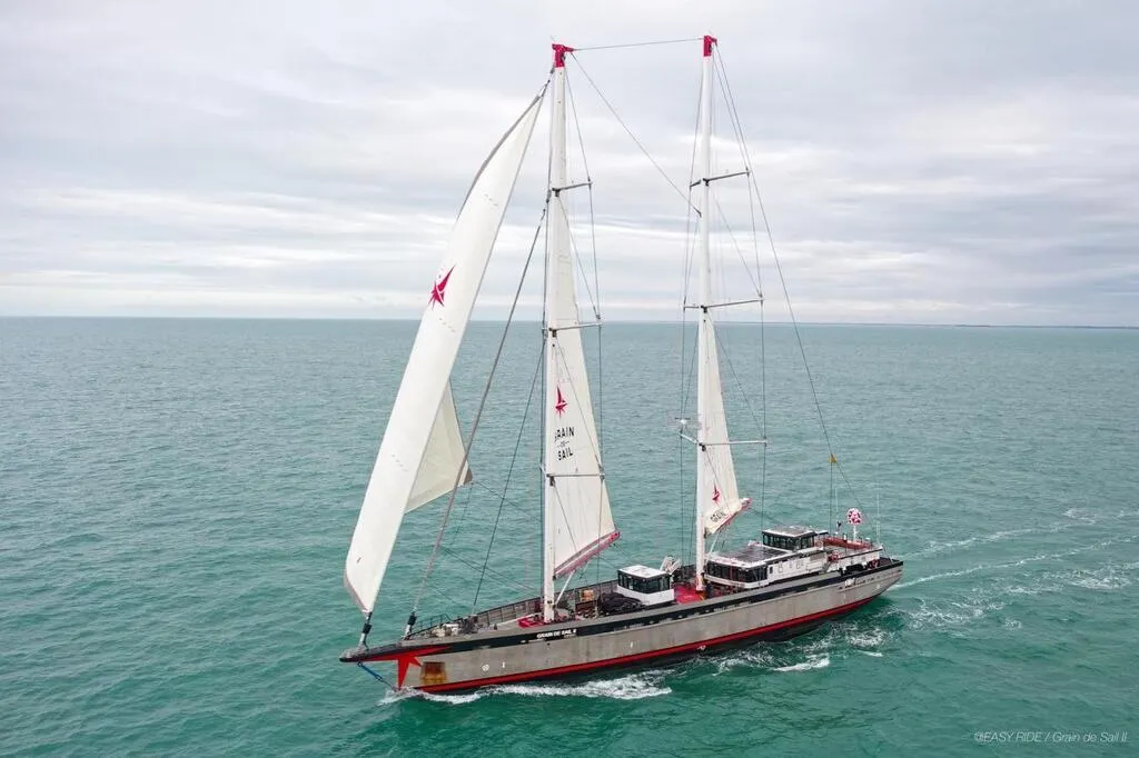 Avec son drone, il saisit de magnifiques images de Grain de Sail II ...