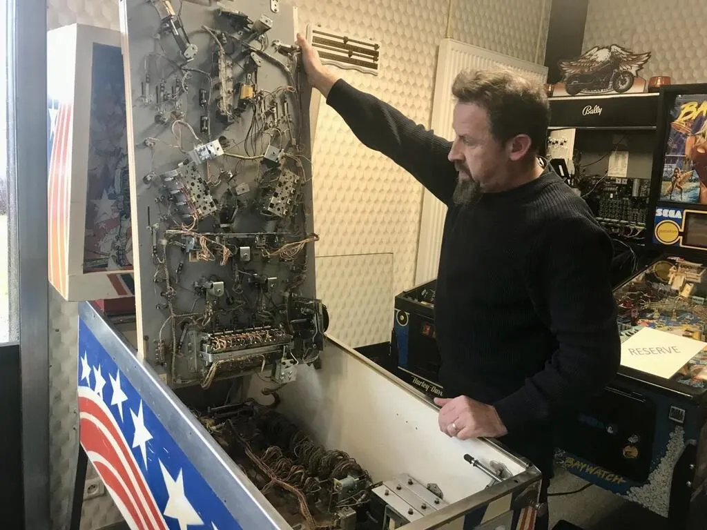 Flippers, juke-box, baby-foot… Ce Breton rénove des jeux de cafés ...