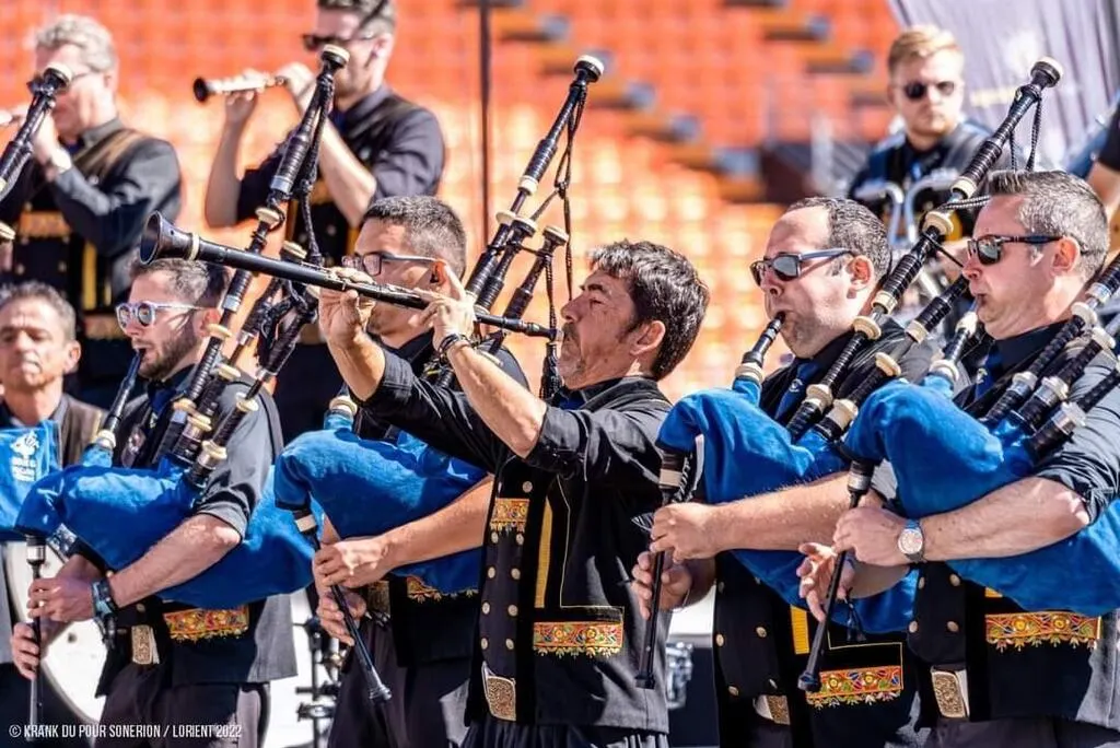« Les Pirates » du bagad Brieg à l’abordage du Quartz à Brest . Sport ...