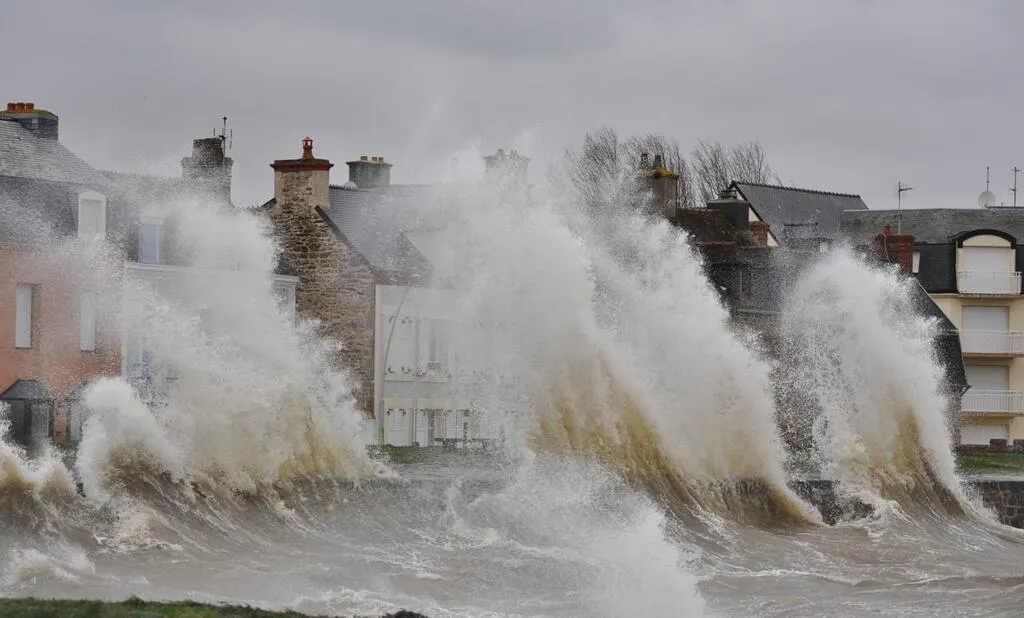 Pluie et vents de plus de 130 km/h dans le Nord-Cotentin : des vagues ...