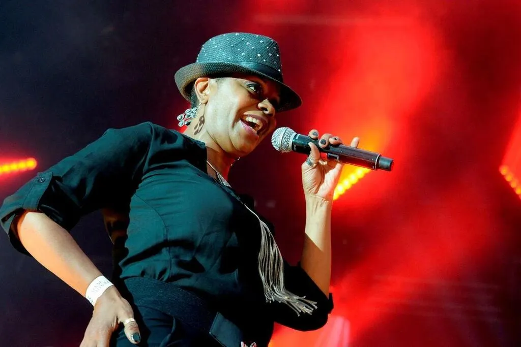 Zouc Machine et François Feldman en concert dans la Hague pour la fête ...