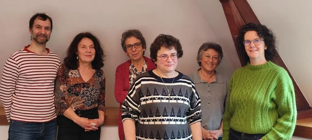 Dans son atelier d’écriture, à Valognes, Isabelle Grout invite à ...