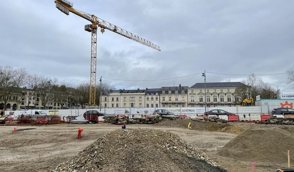 À Laval, une grue de 30 mètres de haut installée sur le chantier de la ...