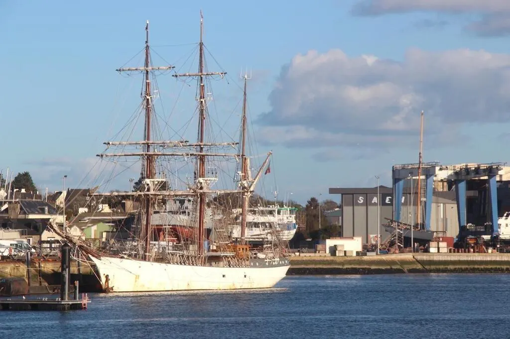 Le célèbre trois-mâts « Le Français » en escale à Concarneau - Brest ...