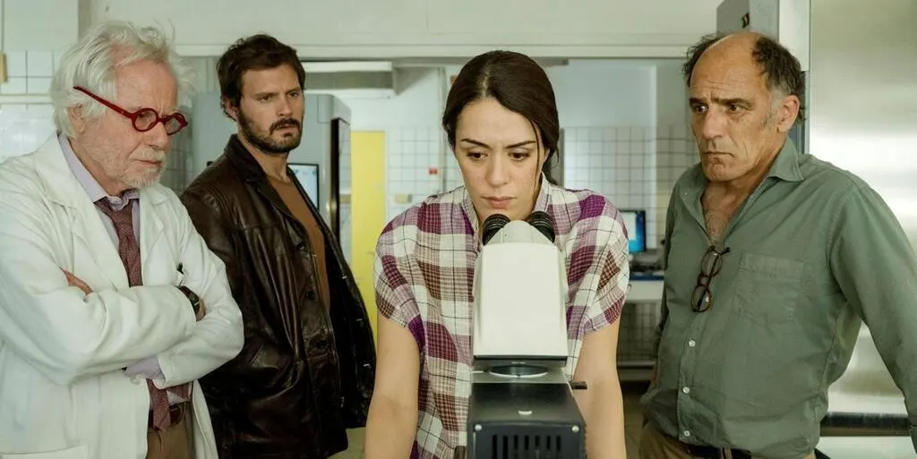 « La Peste » d’Albert Camus adaptée dans une mini-série dystopique, dès ...