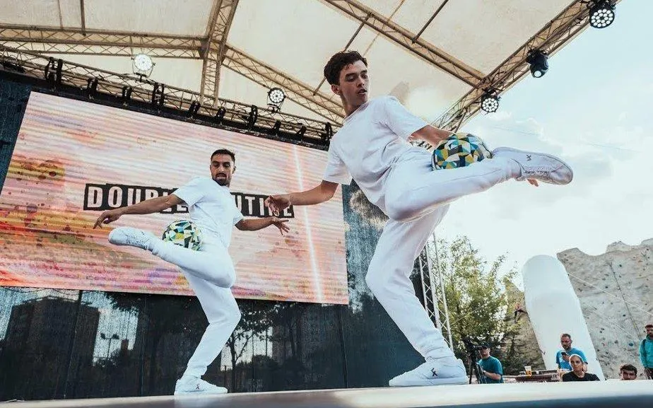Saint-Hilaire-de-Chaléons. Les champions du monde de freestyle football ...
