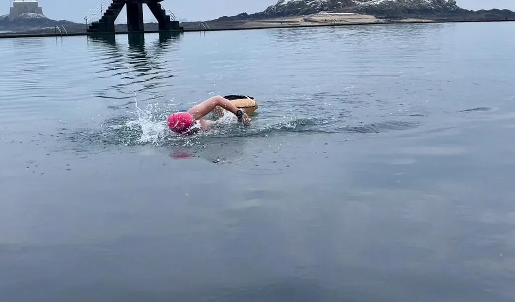 Il tient 7 minutes dans une eau à 0 °C : pour pratiquer la nage ...