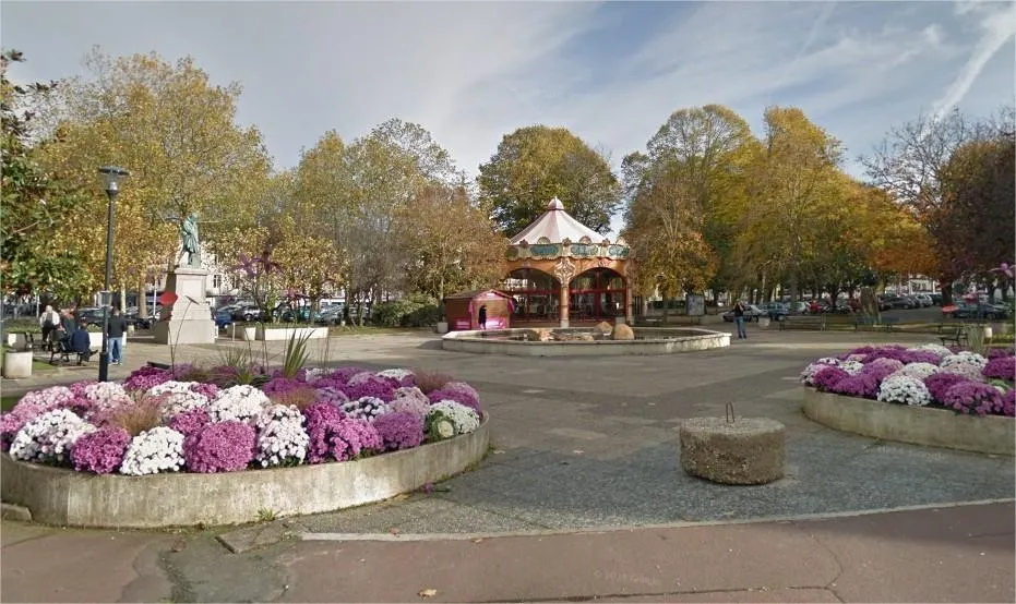 D’après Google, la place du 11-Novembre de Laval possède toujours ses ...