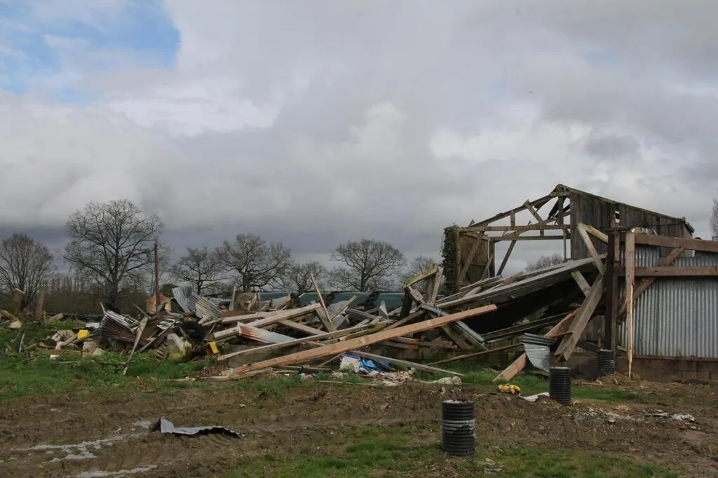 «Des bâtiments encore dévastés» : six mois après la tornade en Mayenne, la vie reprend - La ...