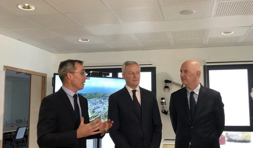 Bruno Le Maire, tout juste arrivé sur le site d’Orano en Normandie. Des ...