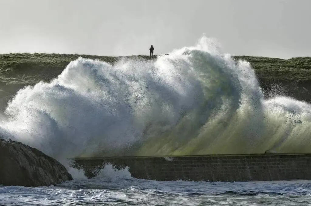 Le Finistère placé en alerte jaune crue et vagues-submersion, ce lundi ...