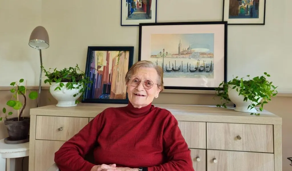 Passionnée de peinture, Rolande, 94 ans, expose ses œuvres - Le Mans ...
