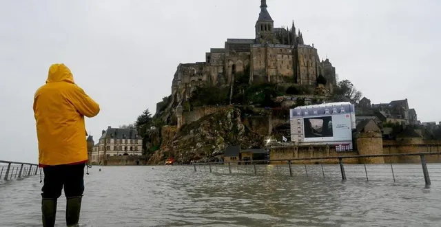 Pour la plus grande marée de l’année, le Mont Saint-Michel est redevenu une île - Fougères ...