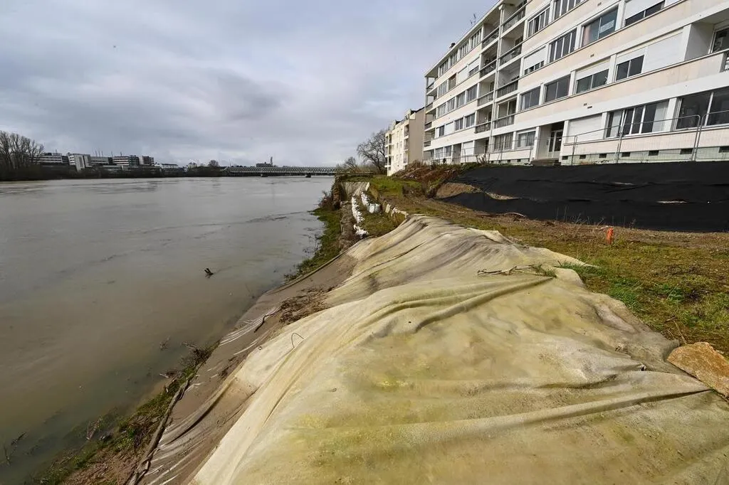 Avalée par la Loire, à Nantes, la berge Mangin ressurgit - Nantes ...