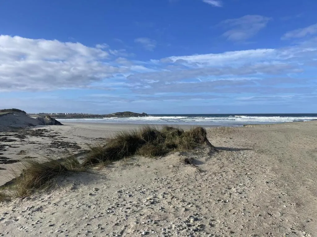 Des ossements retrouvés sur une plage du Finistère après les grandes marées - Arras.maville.com