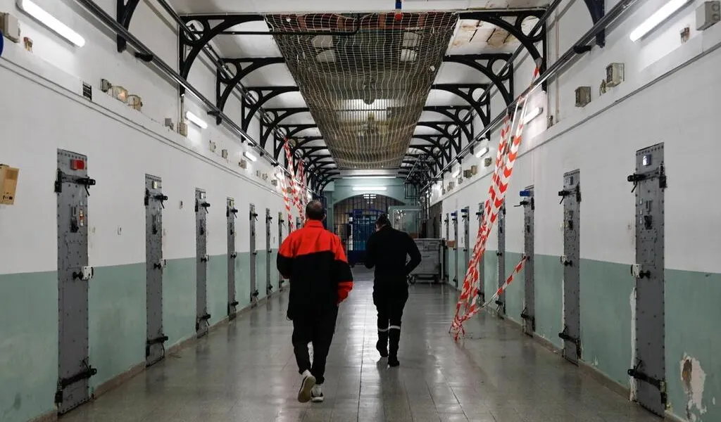 Trafics à la prison de Réau : six surveillants mis en examen, dont deux ...