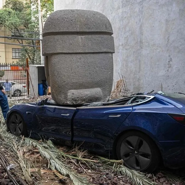 Une Tesla écrasée par une colossale sculpture : un artiste mexicain se ...
