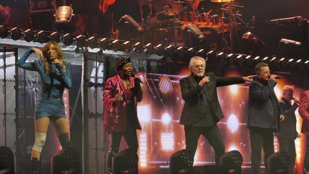 EN IMAGES. Stars 80 séduit toutes les générations et remplit Antarès au ...