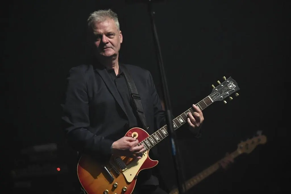 « Infinie tristesse » : après la mort du guitariste et écrivain Frank ...