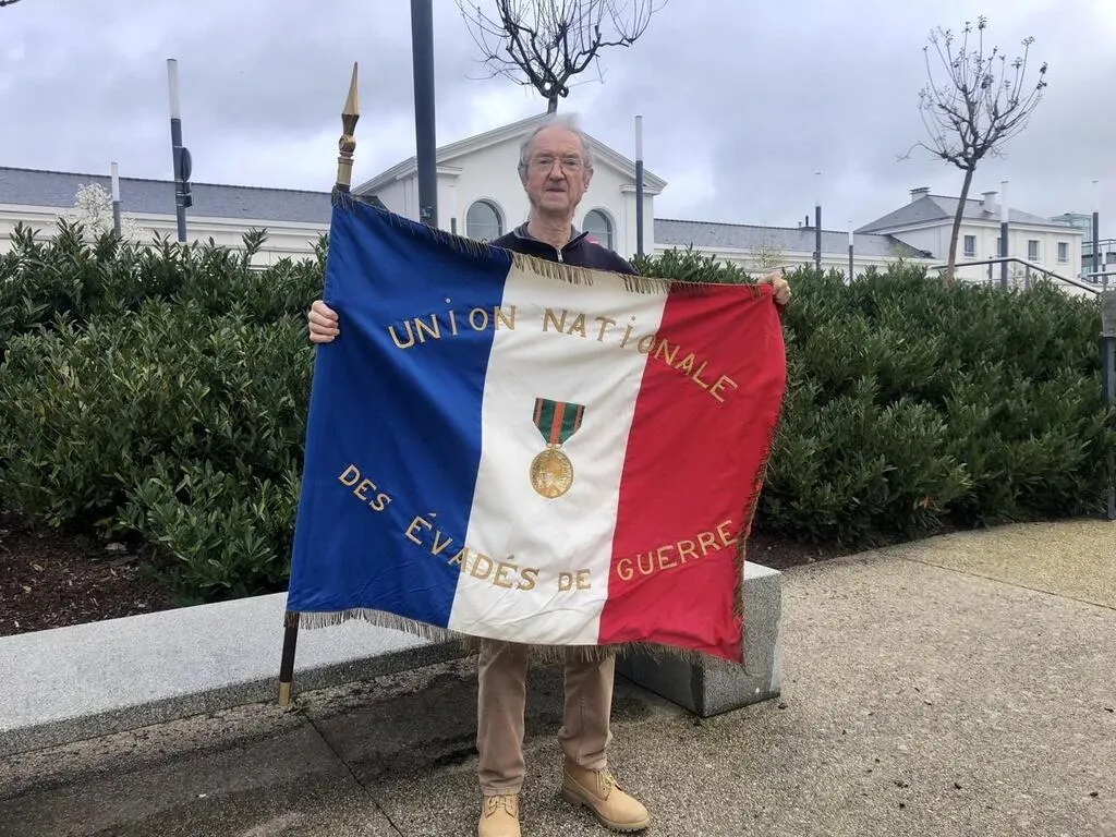 En remettant des drapeaux associatifs patriotiques en Mayenne, «nous ...