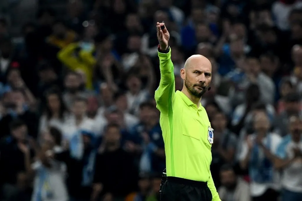 Football. La sonorisation des arbitres va être testée lors des finales ...