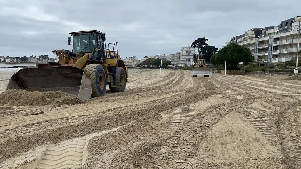 Des tonnes de sable transférées sur la plage de La Baule - La Baule ...