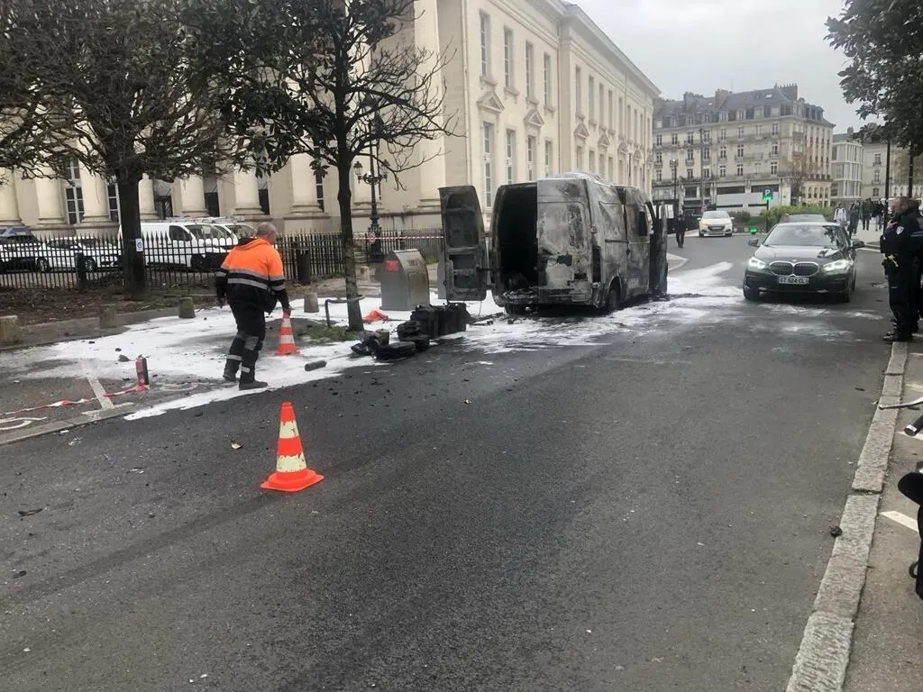 Un utilitaire prend feu en plein centre-ville de Nantes - La Roche sur ...