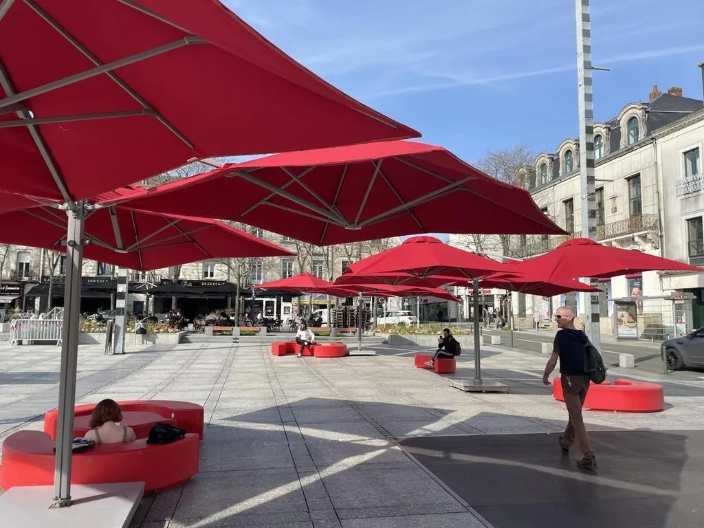 À Cholet, le printemps fleurit sur la place Travot - Cholet.maville.com